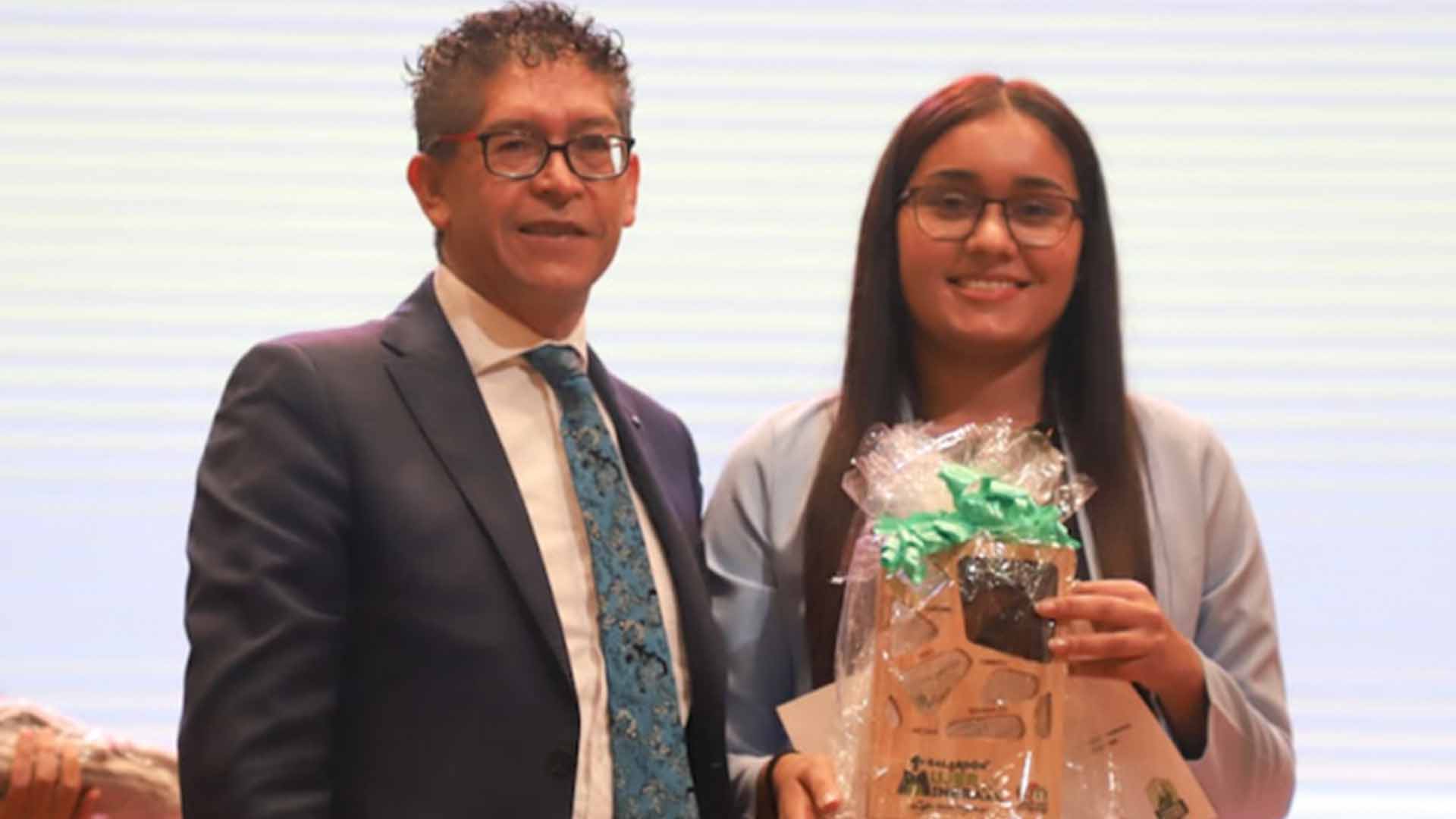 Galardón ambiental a joven minera del Occidente - Entreojos.co